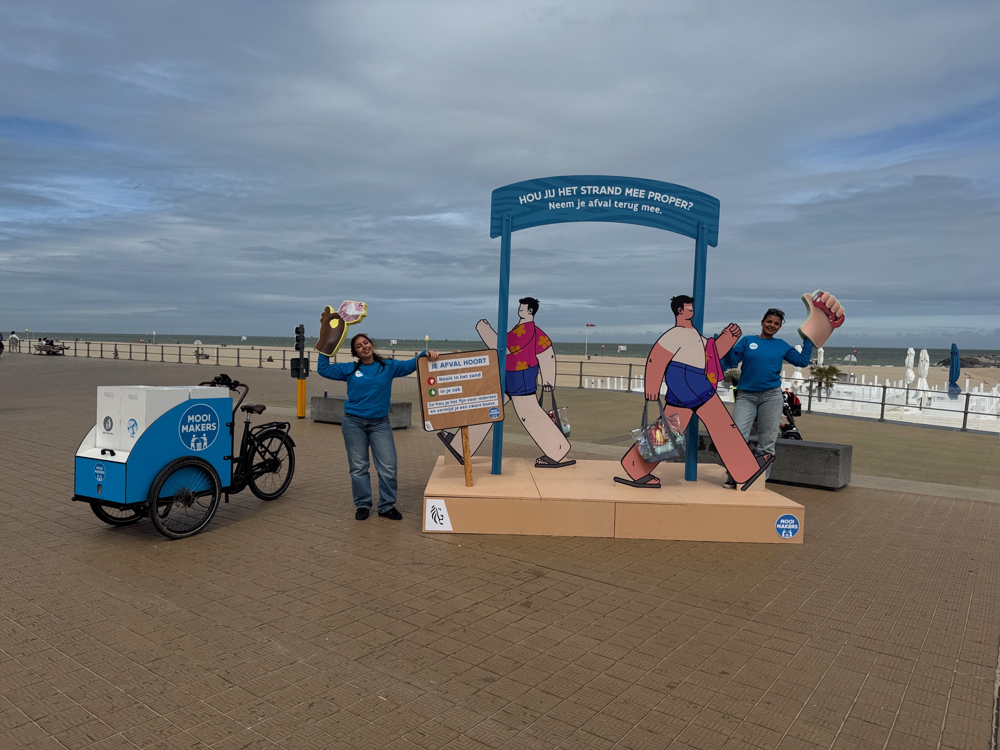 Sensibilisering en handhaving om zwerfvuil op het strand in de kiem te ...